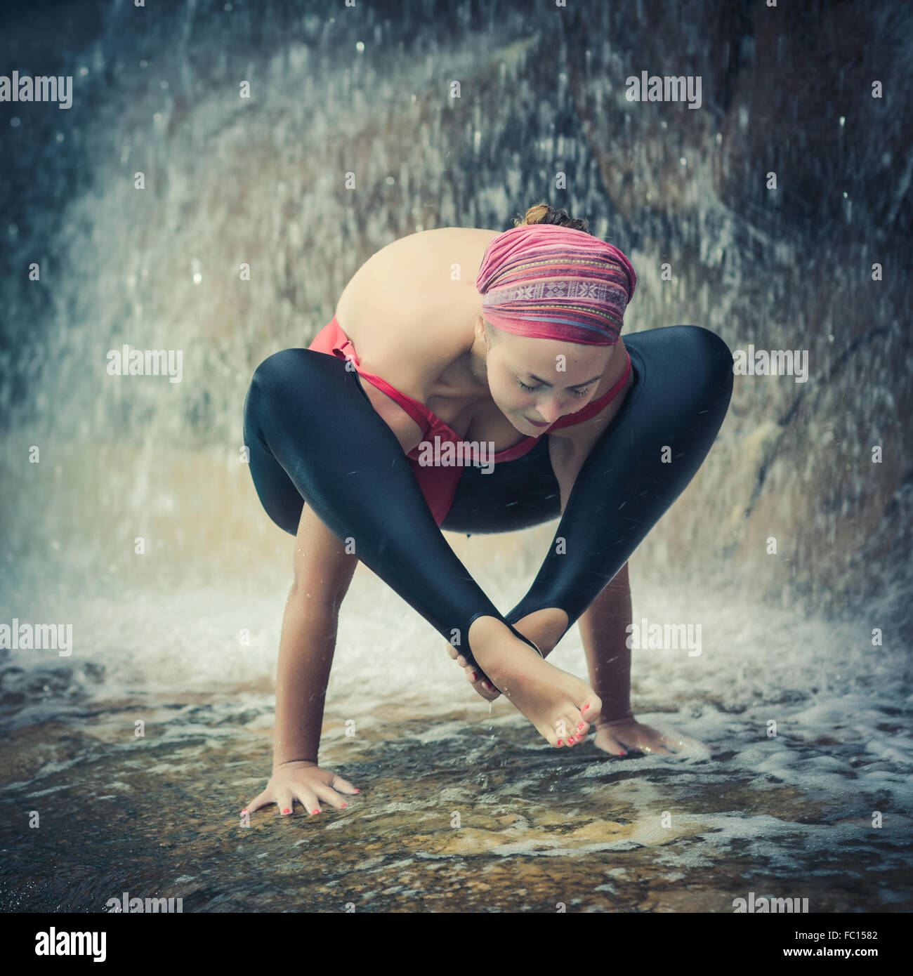 Shoulder pressing pose hi-res stock photography and images - Alamy