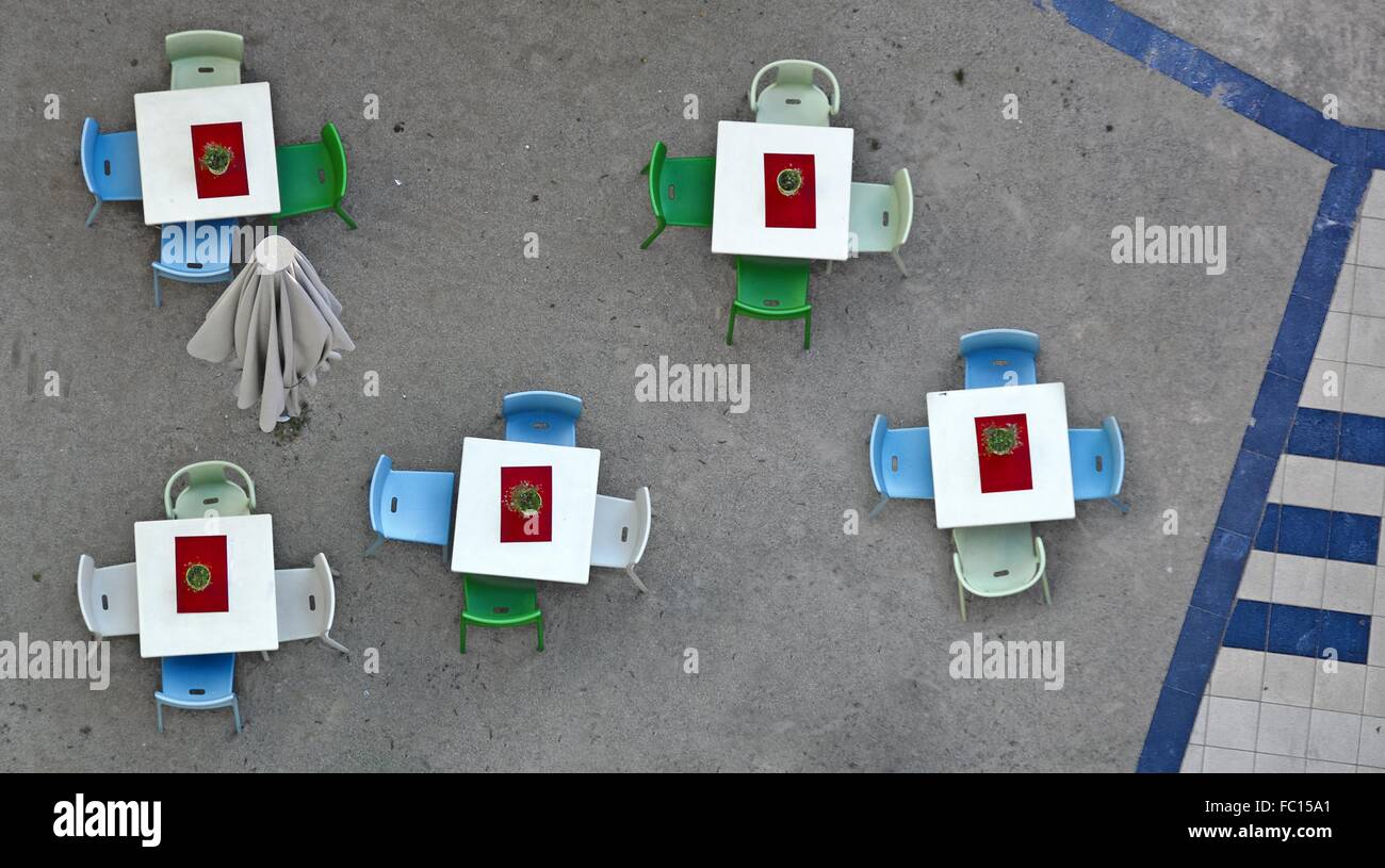 Bird tables hi-res stock photography and images - Alamy