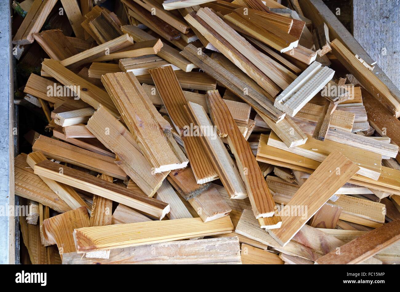 fresh splitted kindling Stock Photo - Alamy