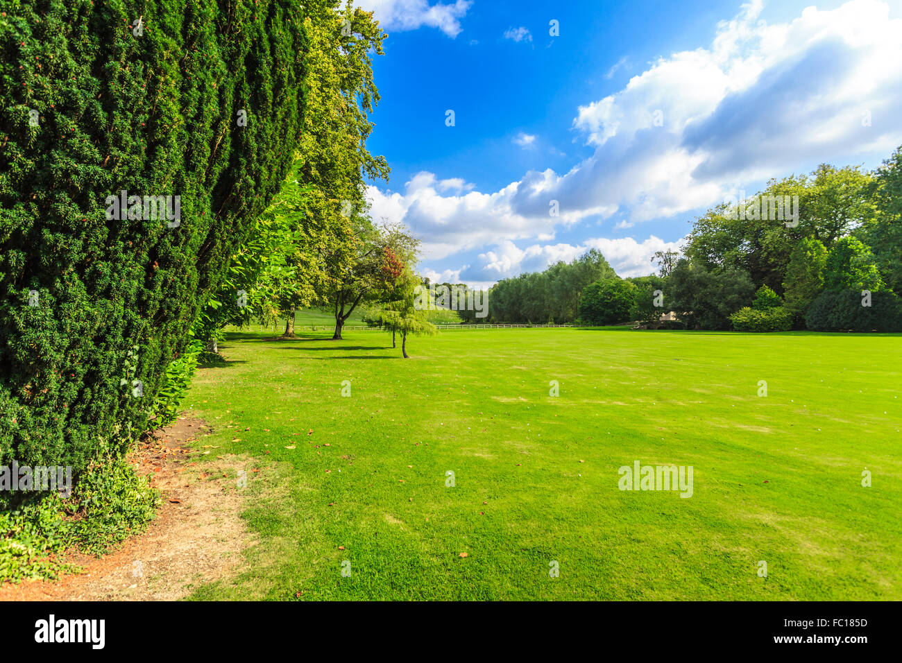 English cottage field hi-res stock photography and images - Alamy