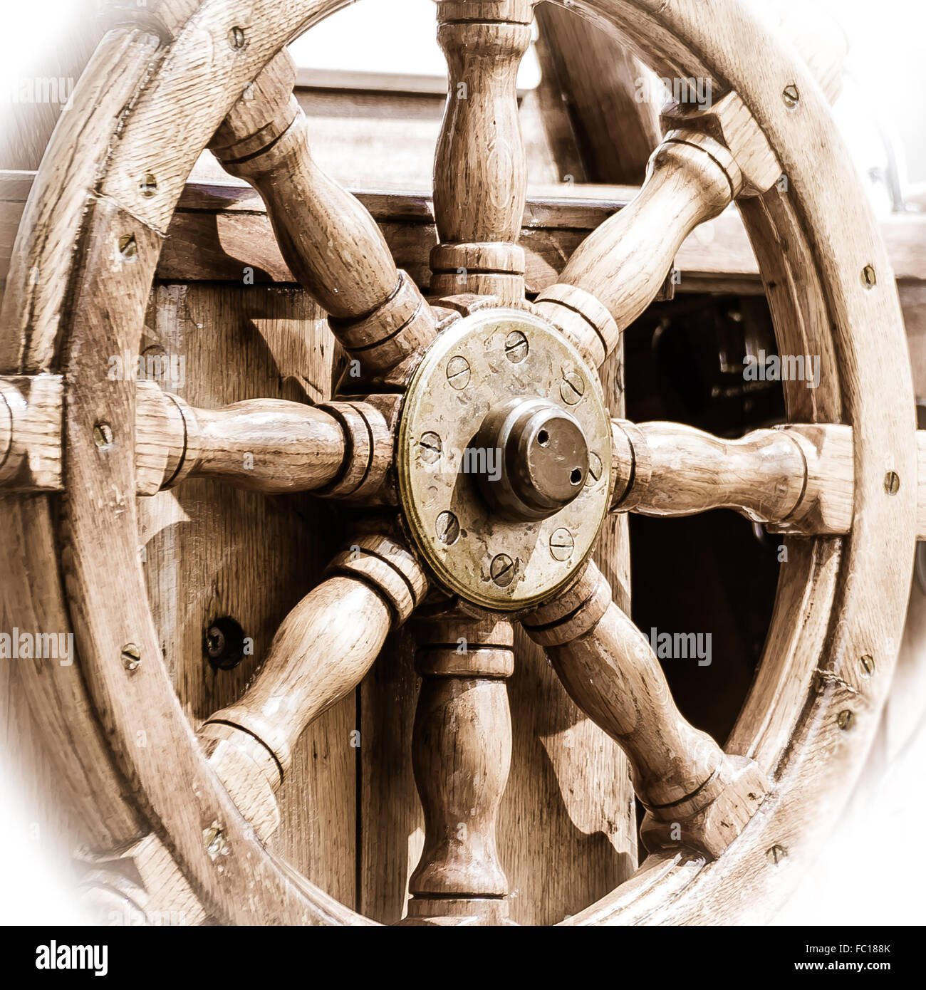 Ships wheel antique hi-res stock photography and images - Alamy