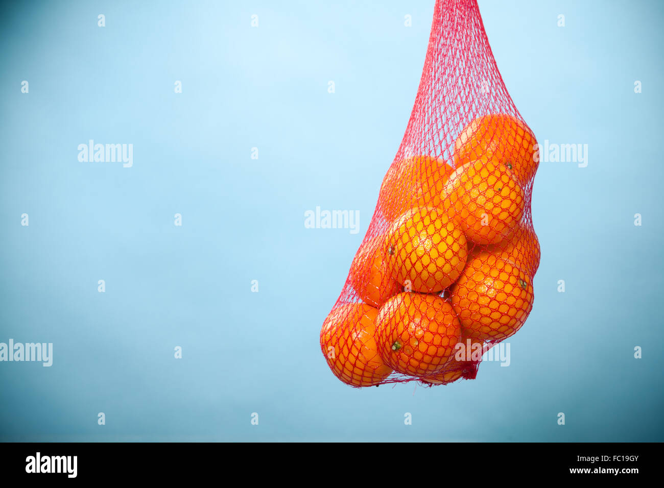 Oranges in netting hi-res stock photography and images - Alamy