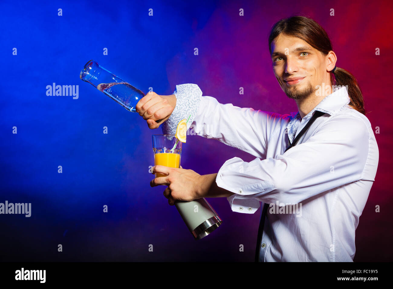 Young man bartender pouring a drink Stock Photo - Alamy