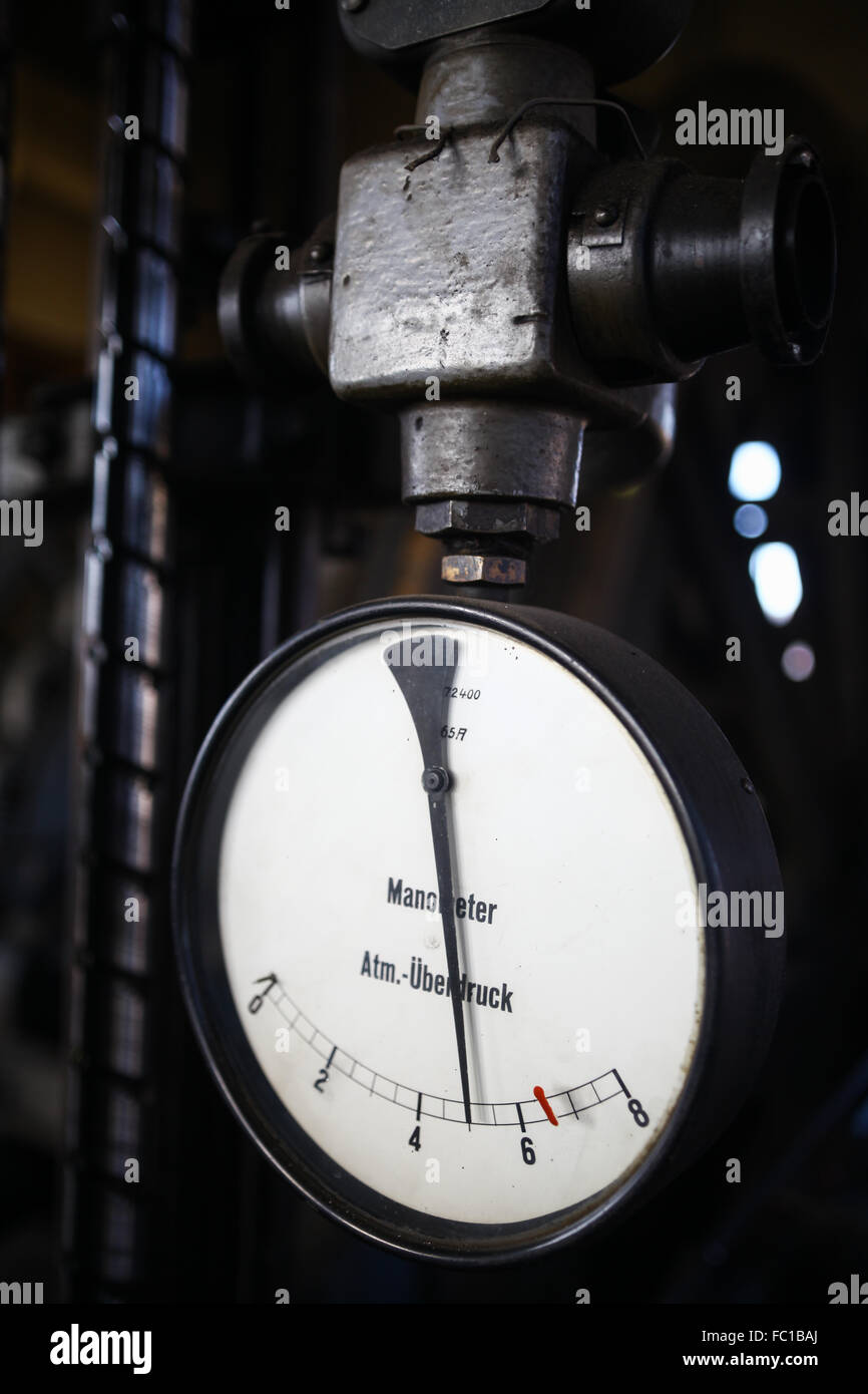 Color close up shot of an old pressure gauge Stock Photo - Alamy