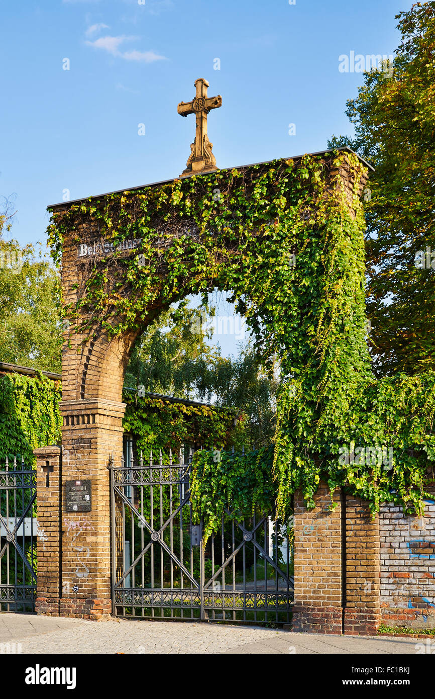 Entrance to graveyard hi-res stock photography and images - Alamy
