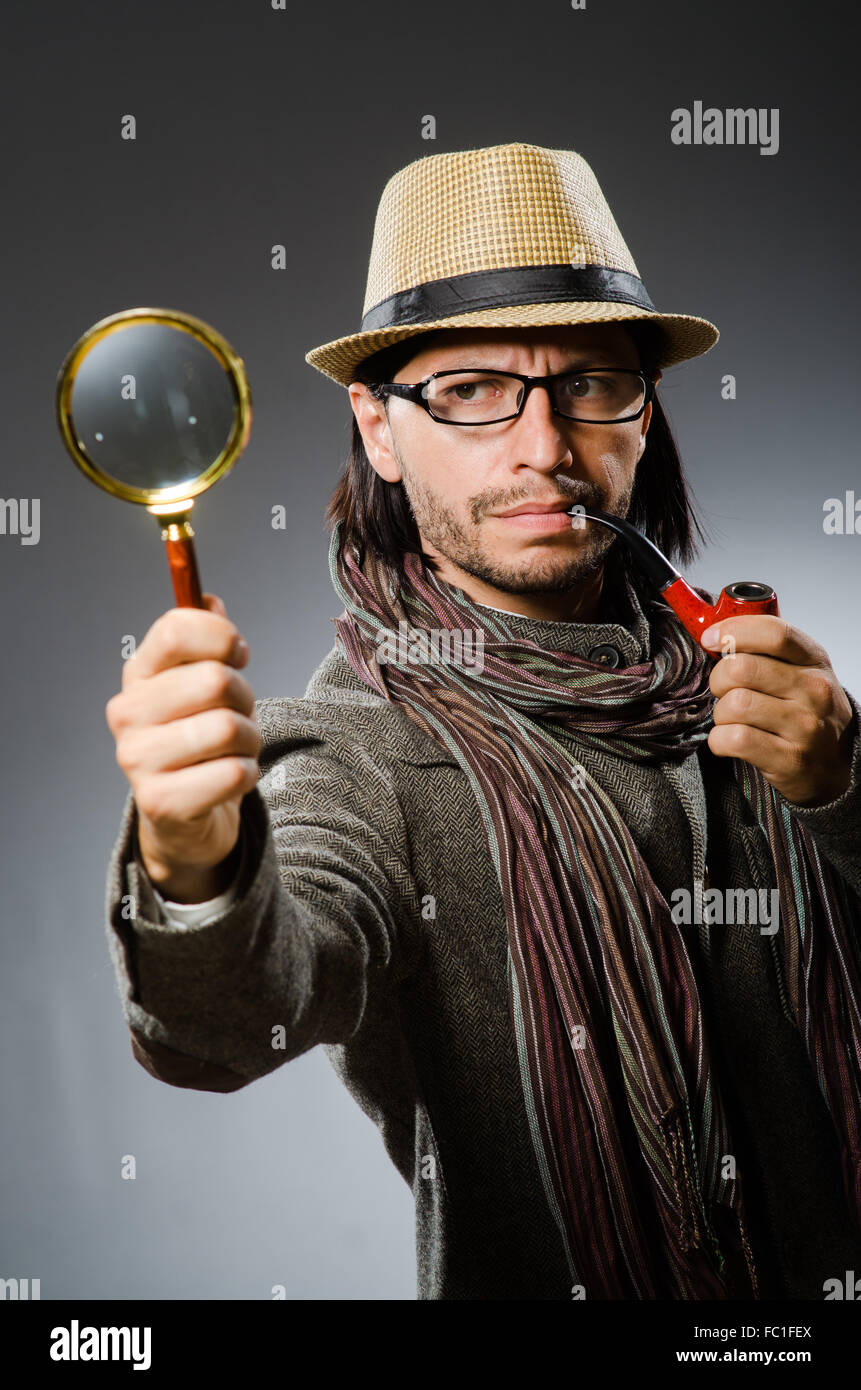 Funny detective with smoking pipe and magnifying glass Stock Photo - Alamy