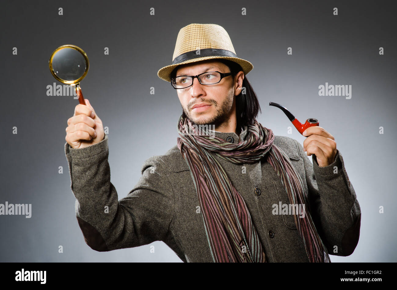 Funny detective with smoking pipe and magnifying glass Stock Photo - Alamy