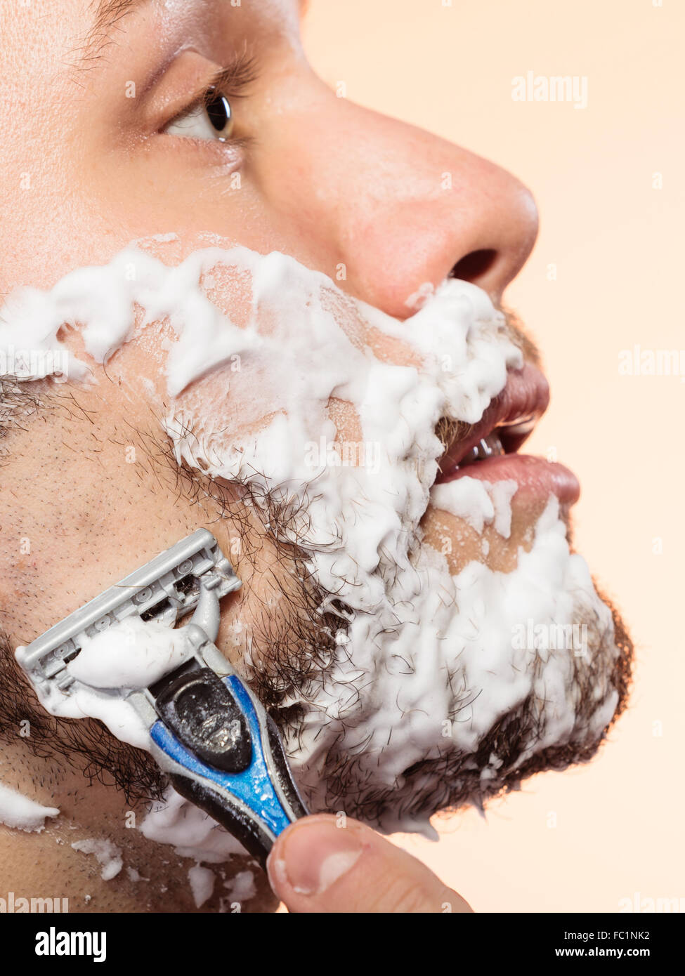 Man shaving with razor Stock Photo - Alamy