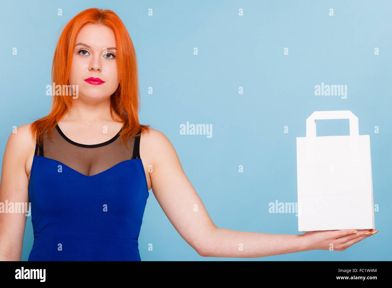 Girl paper bag fashion hi-res stock photography and images - Alamy