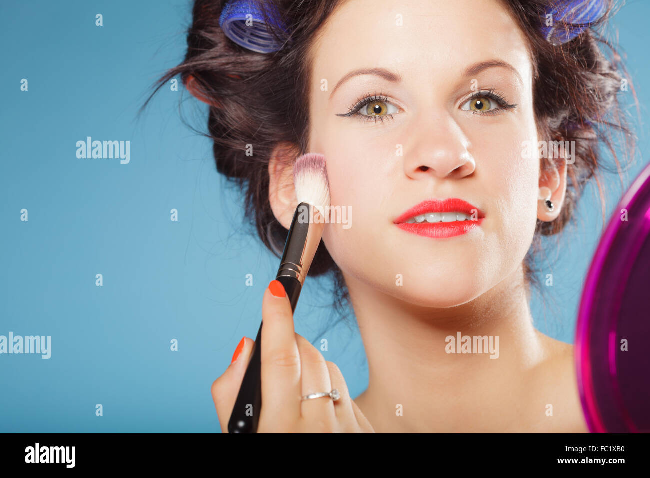 woman applying rouge blush makeup Stock Photo - Alamy