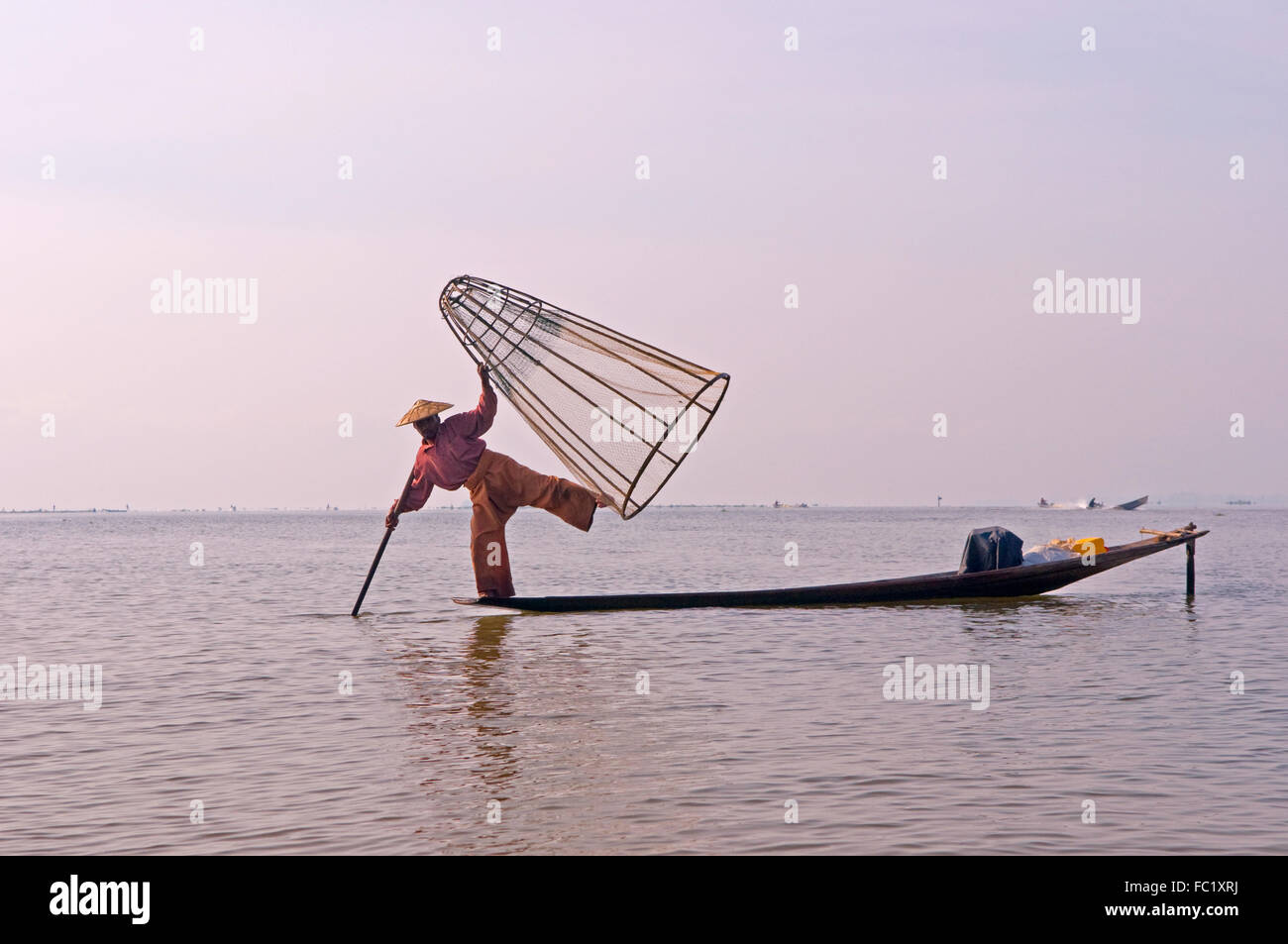 Leg rowing fisherman of Inle Lake, Myanmar Stock Photo - Alamy