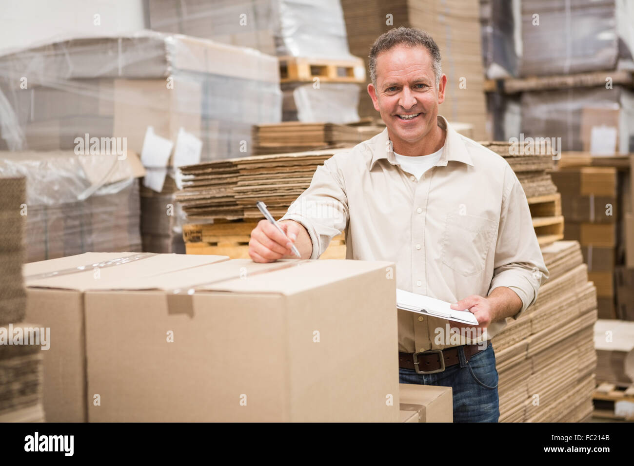Man worker checking pallet hi-res stock photography and images - Alamy