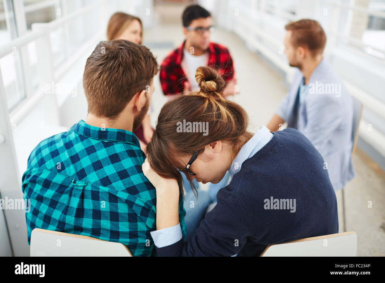 Woman support sad shoulder hi-res stock photography and images - Alamy