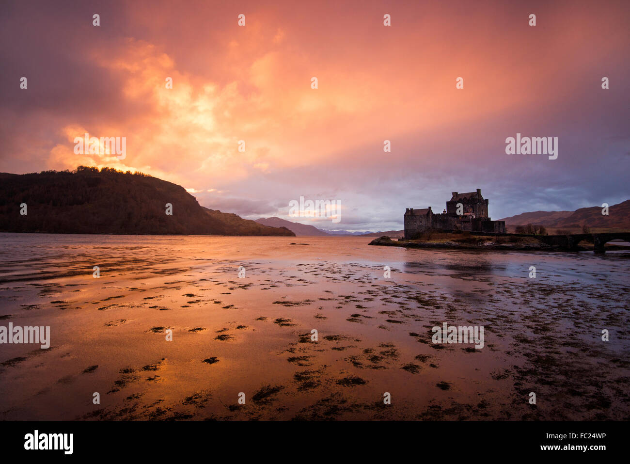Sunset at Eilean Donan Castle, Kyle of Lochalsh in Scotland UK Stock ...