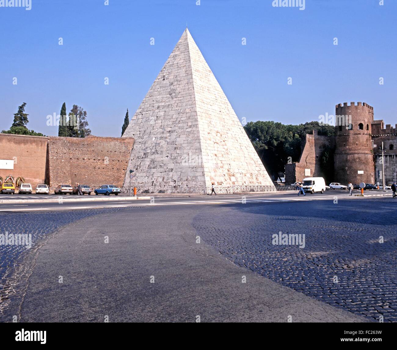 View of the Pyramid of Cestius, Rome, Italy, Europe Stock Photo - Alamy
