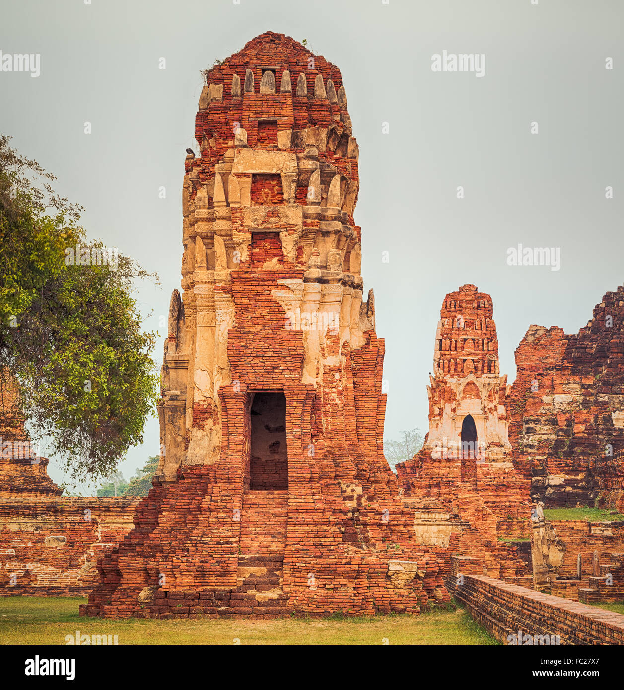Wat phra mahatat hi-res stock photography and images - Alamy