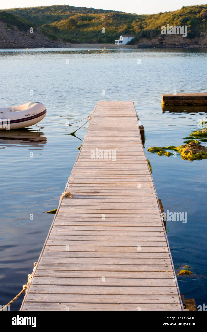 Boat jetty on water Stock Photo - Alamy