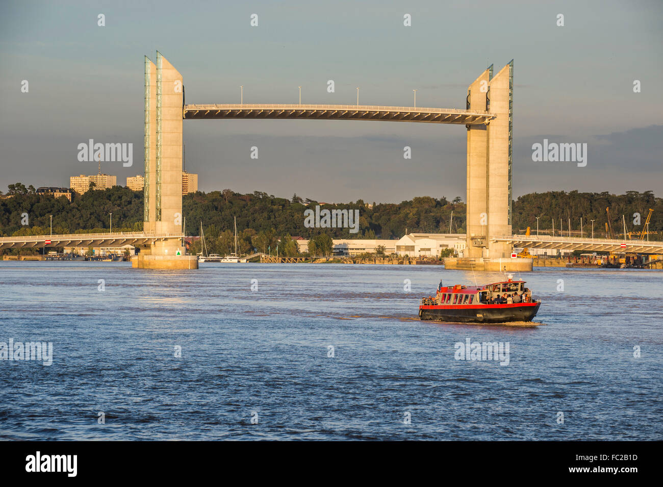 Pont Jacques Chaban-Delmas, vertical-lift bridge, Garonne river ...