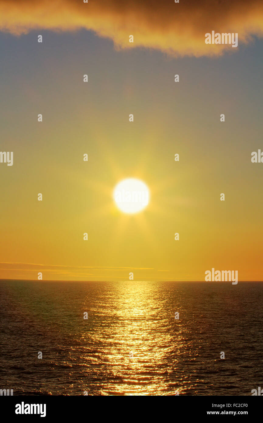 Polar day cold sun above the Arctic ocean Stock Photo - Alamy