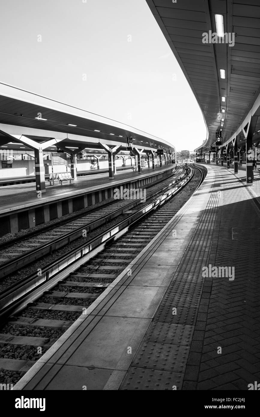 London bridge railway station rail tracks Black and White Stock Photos ...