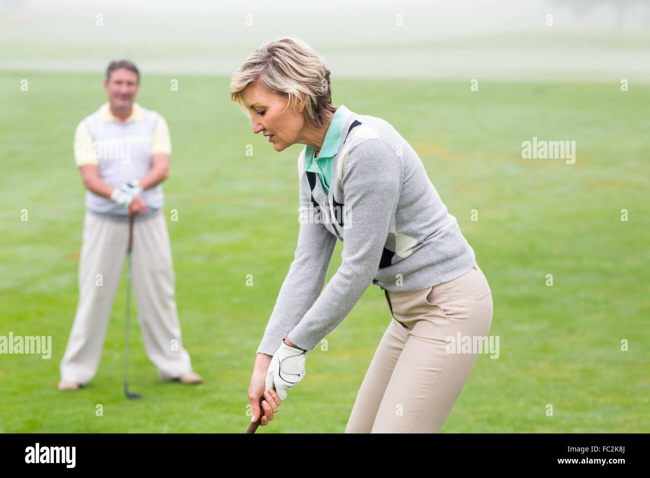 A female golfer teeing off hi-res stock photography and images - Alamy