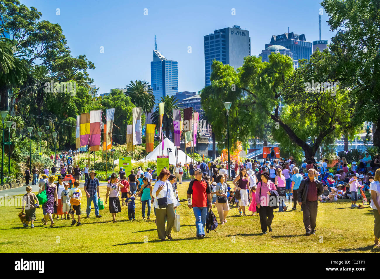 Crowds of spectators visiting Alexandra Gardens during Melbourne ...