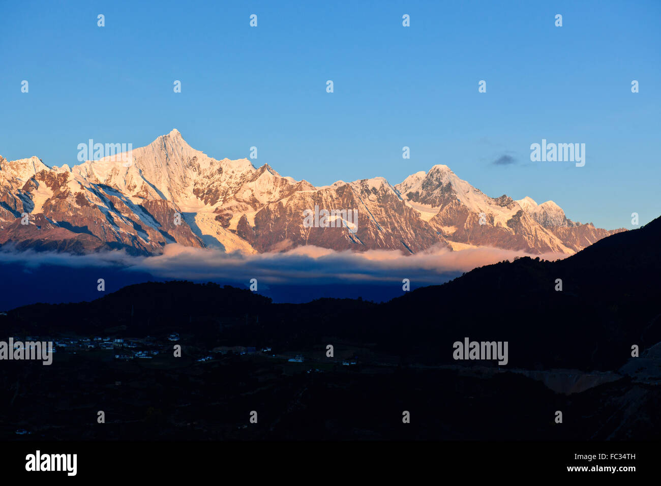 Meili Snow Mountain Range,Mingyong Glacier,Holy Kawagebo Peak worshiped ...