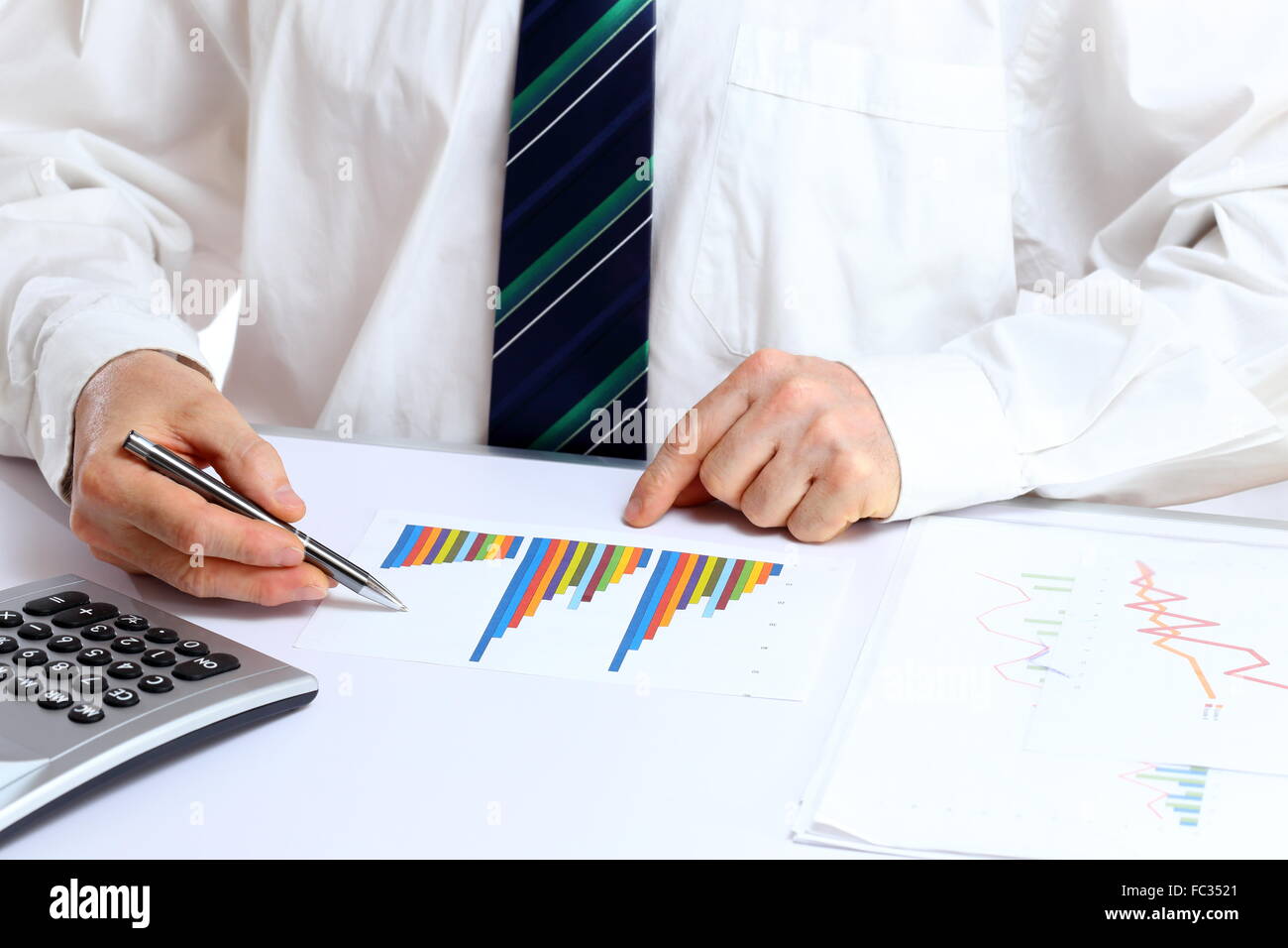 Calculating deal hi-res stock photography and images - Alamy