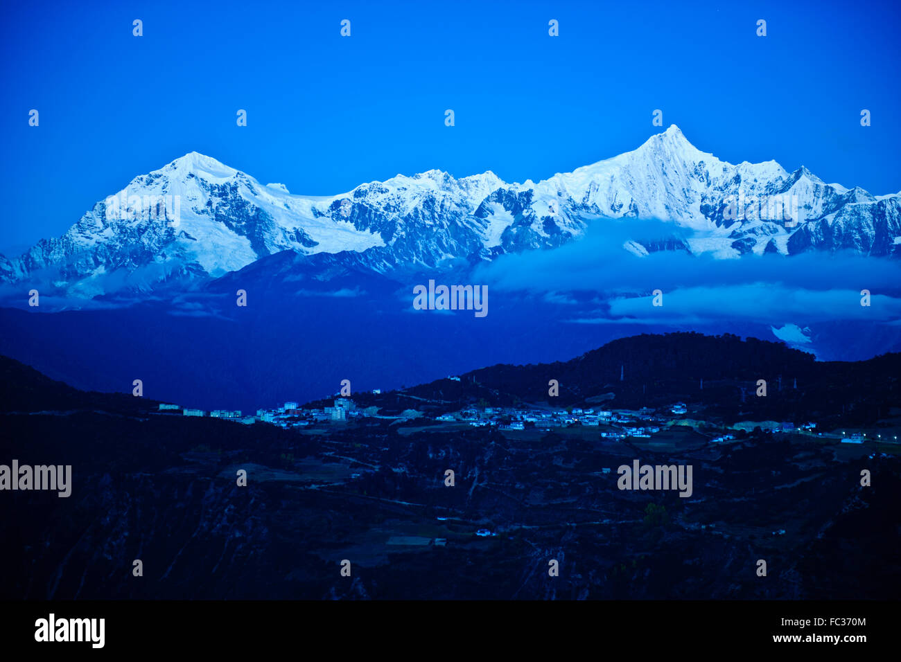 Meili Snow Mountain Range,Mingyong Glacier,Holy Kawagebo Peak worshiped ...