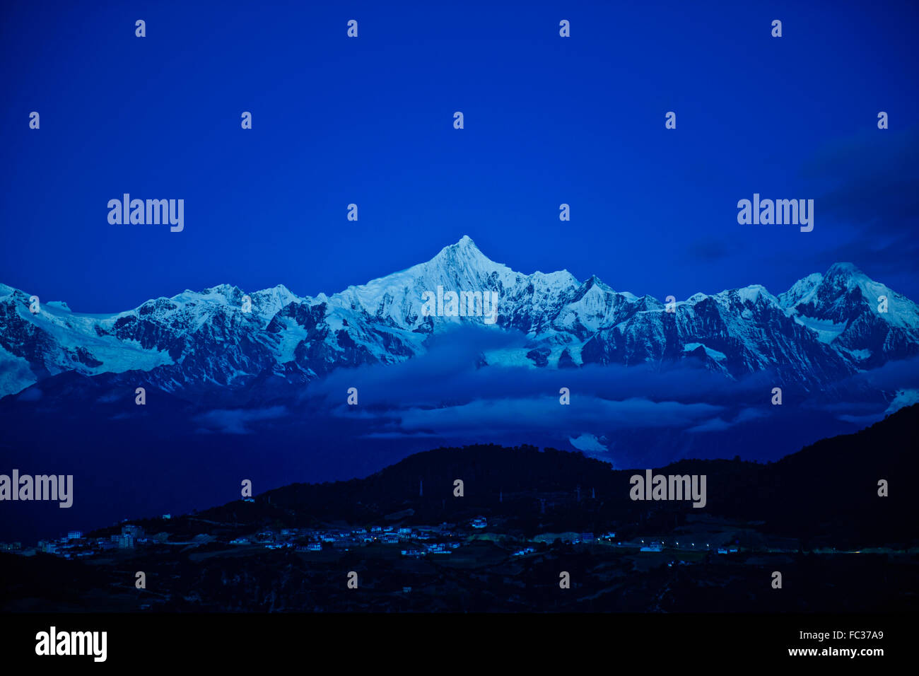 Meili Snow Mountain Range,Mingyong Glacier,Holy Kawagebo Peak worshiped ...