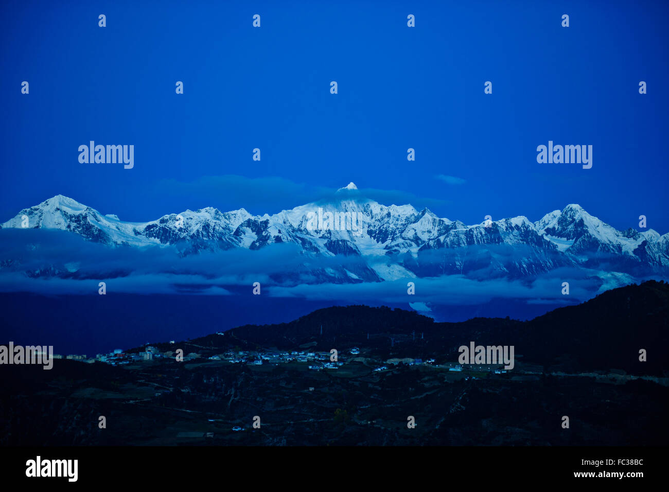 Meili Snow Mountain Range,Mingyong Glacier,Holy Kawagebo Peak worshiped ...