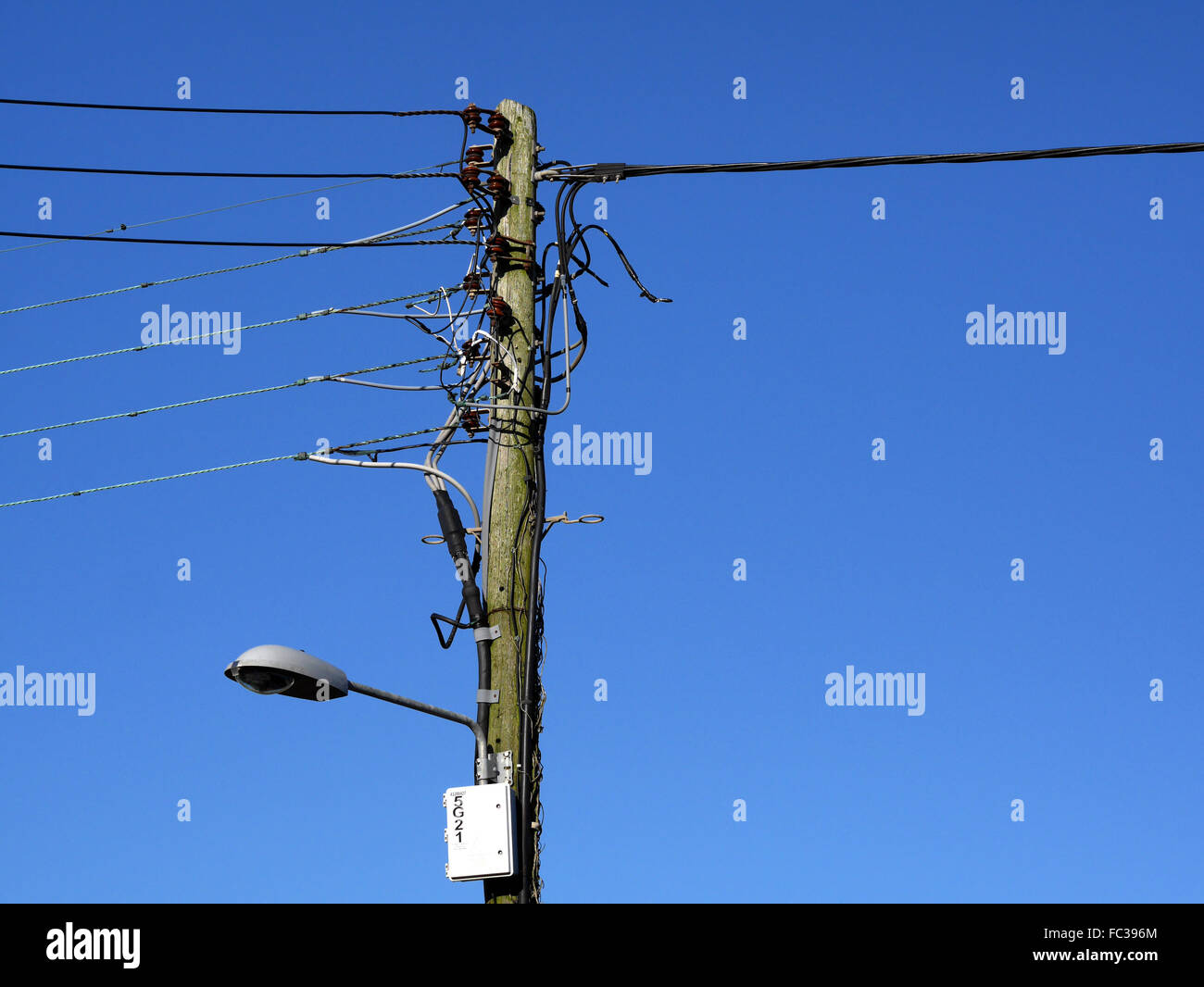 Lots of wires hi-res stock photography and images - Alamy