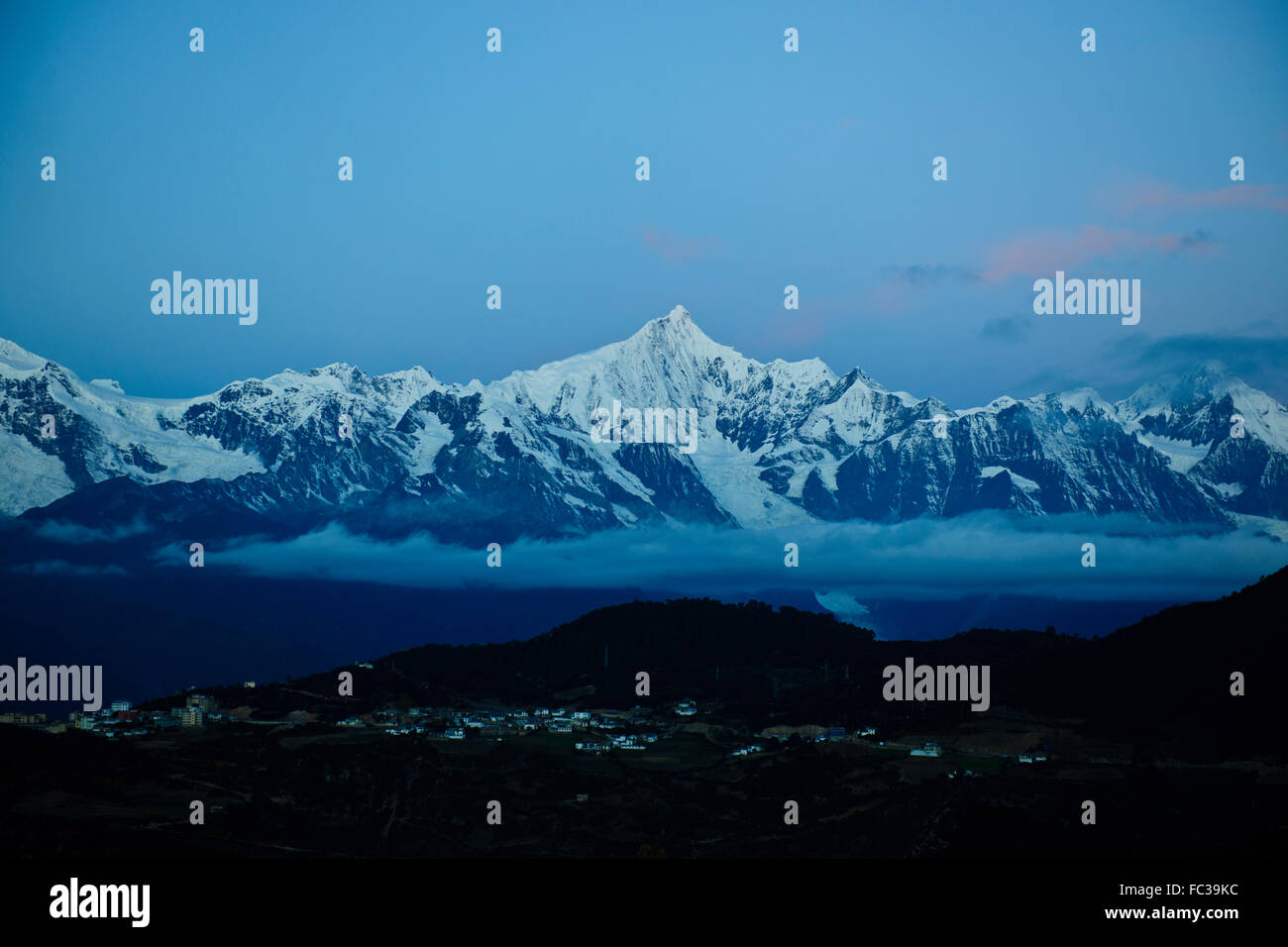 Meili Snow Mountain Range,Mingyong Glacier,Holy Kawagebo Peak worshiped ...