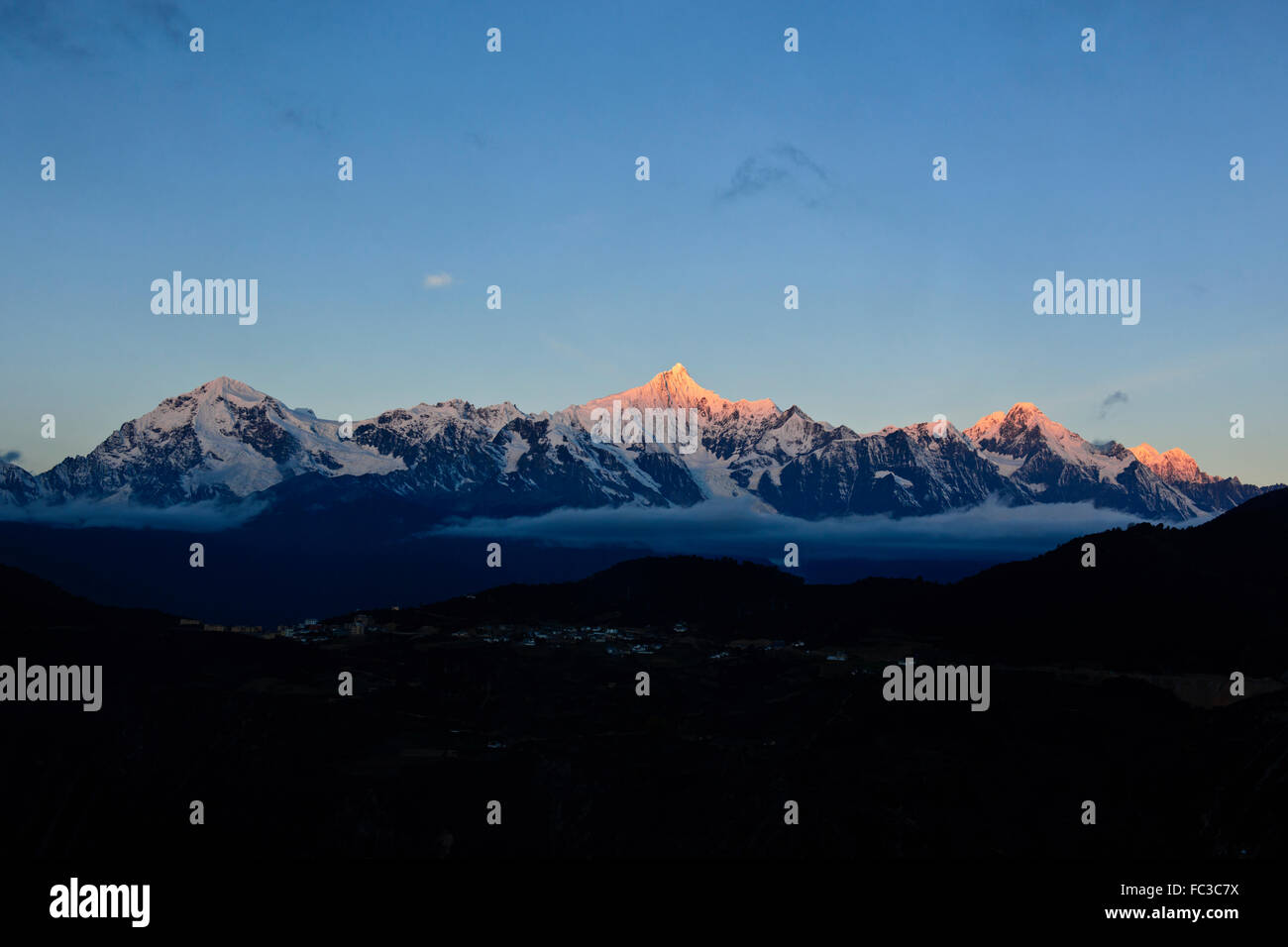 Meili Snow Mountain Range,Mingyong Glacier,Holy Kawagebo Peak worshiped ...