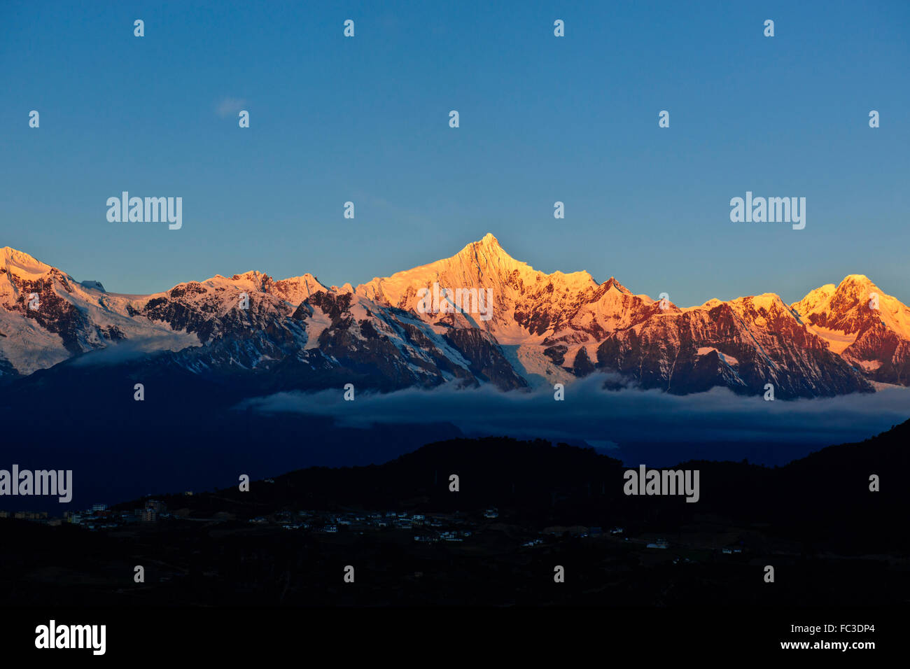 Meili Snow Mountain Range,Mingyong Glacier,Holy Kawagebo Peak worshiped ...