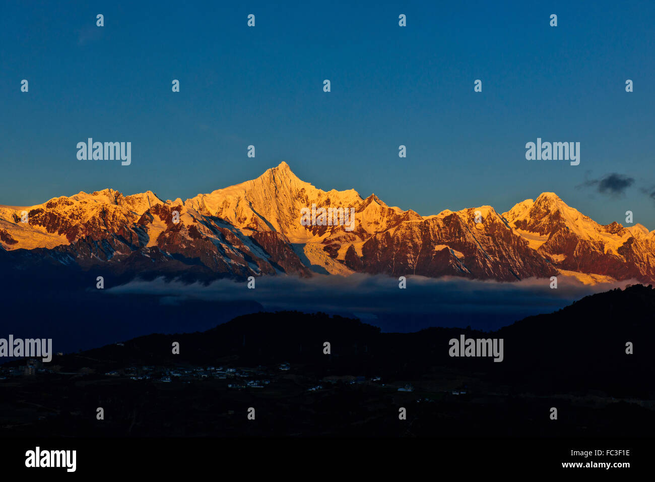 Meili Snow Mountain Range,Mingyong Glacier,Holy Kawagebo Peak worshiped ...