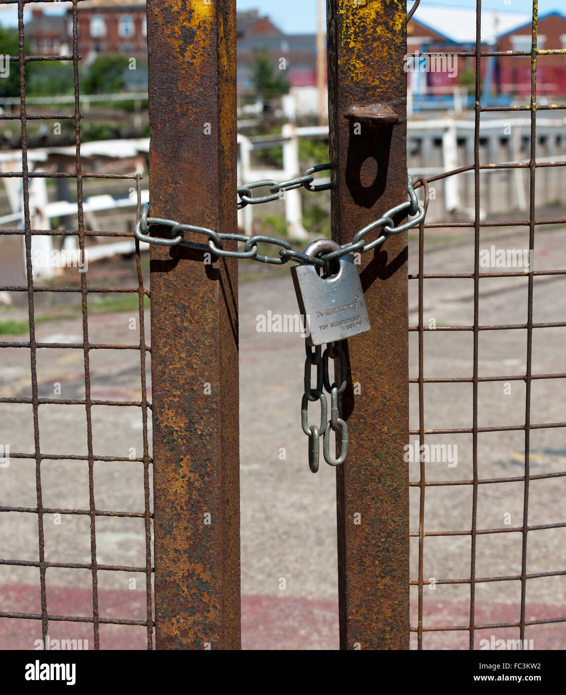 Rusty gates chained and padlocked Stock Photo - Alamy