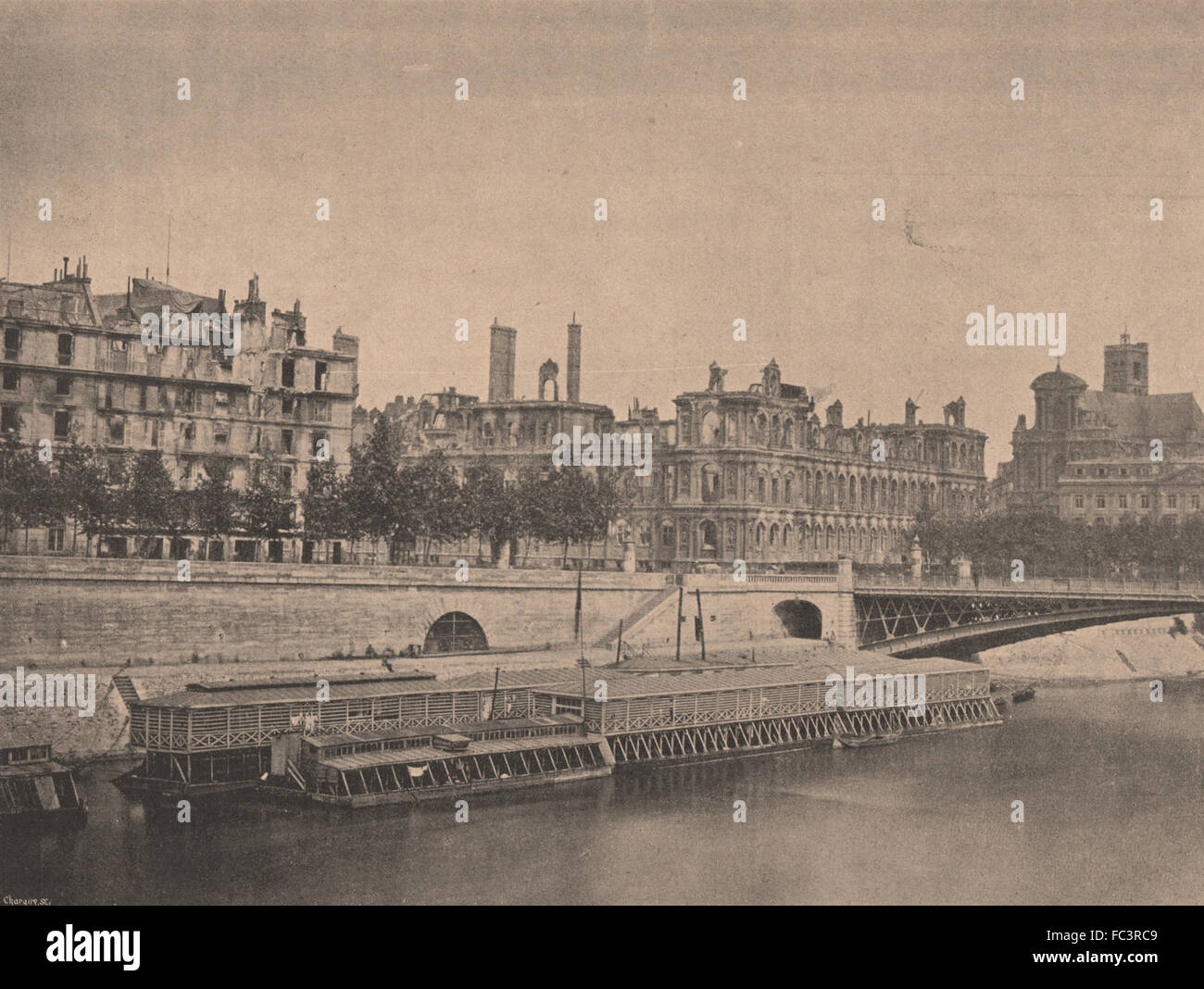 PARIS COMMUNE 1871. L'Hotel de Ville (vue prise du Pont d'Arcole ...