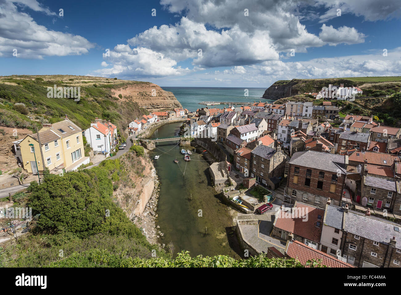 Staithes yorkshire hi-res stock photography and images - Alamy