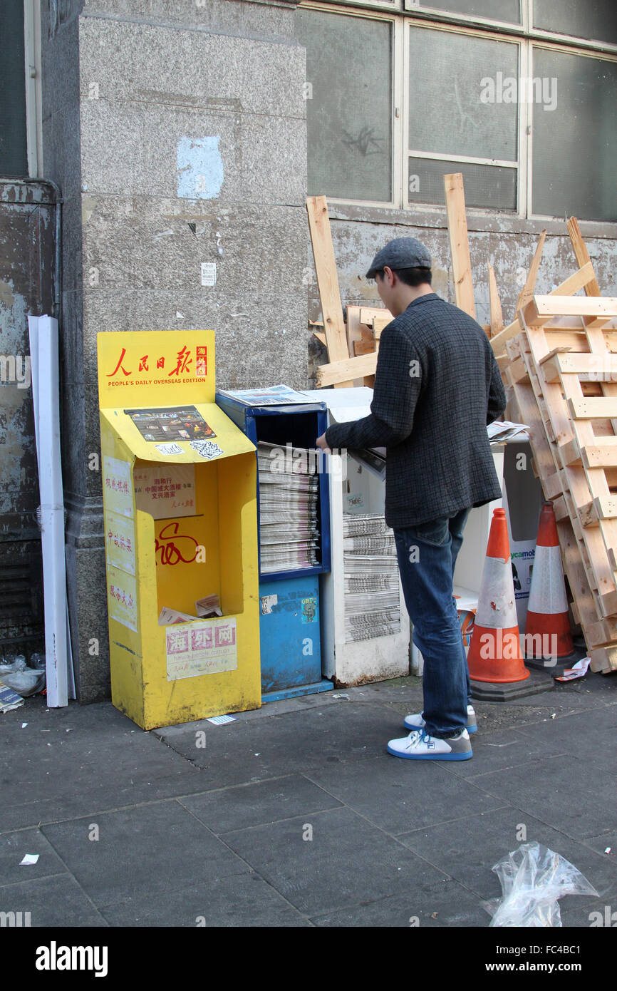 Reading newspaper china hi-res stock photography and images - Alamy