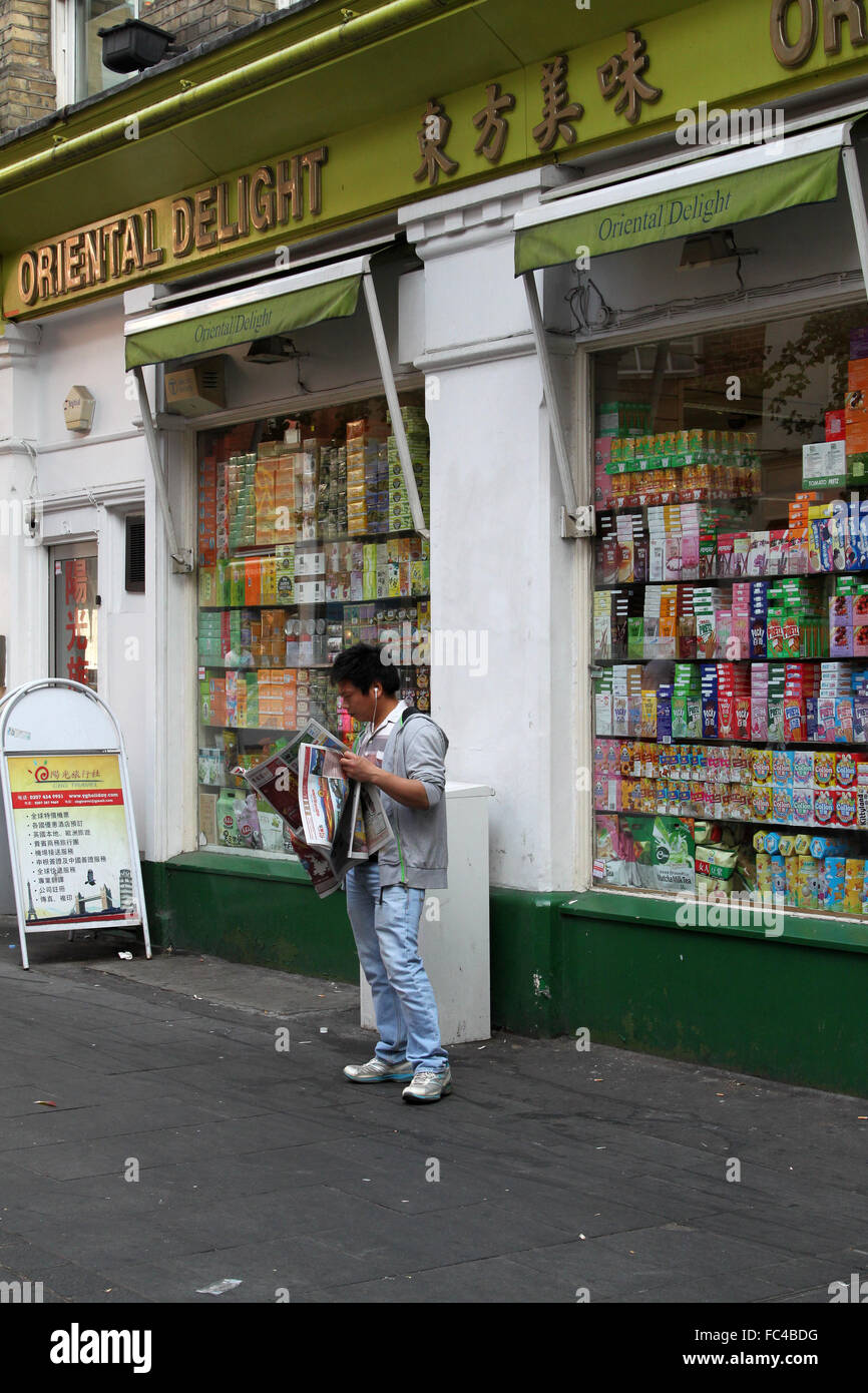 Newspaper shop london hi-res stock photography and images - Alamy