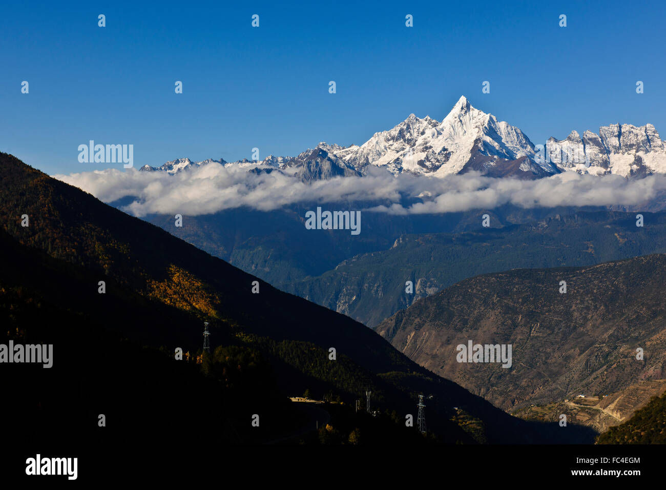 Meili Snow Mountain Range,Mingyong Glacier,Holy Kawagebo Peak worshiped ...