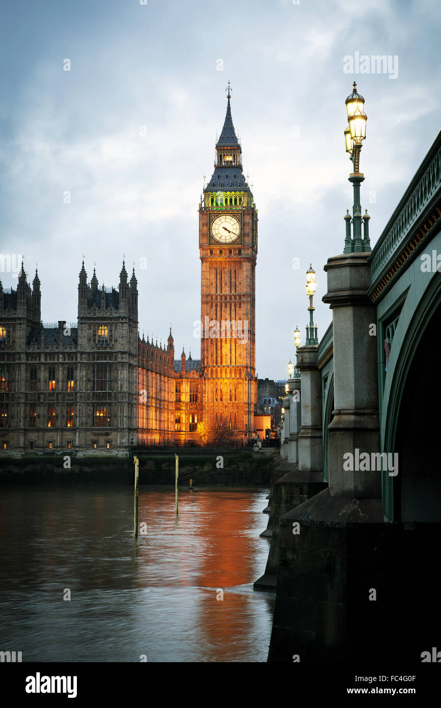 Big Ben Clock Tower and Parliament house at city of westminster, London ...