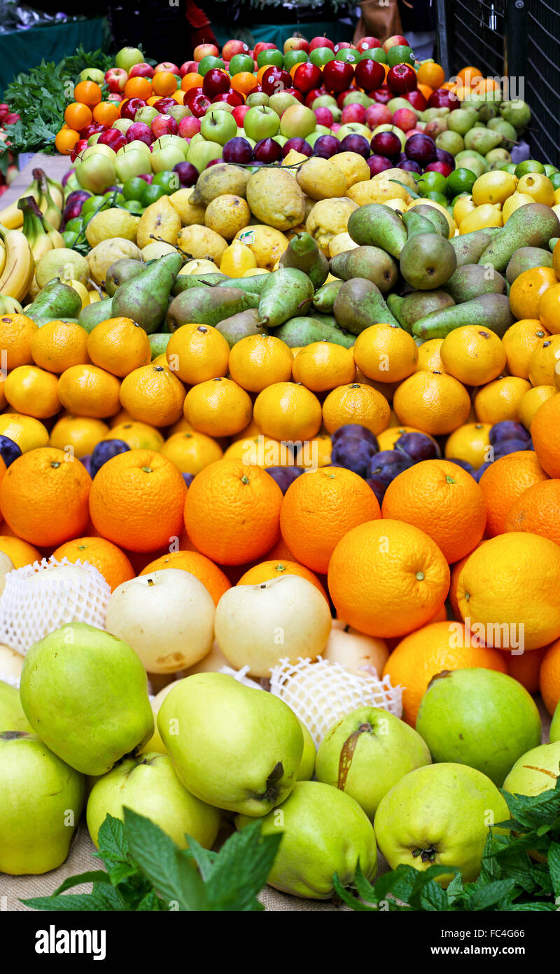 Yellow fruit pile hi-res stock photography and images - Alamy