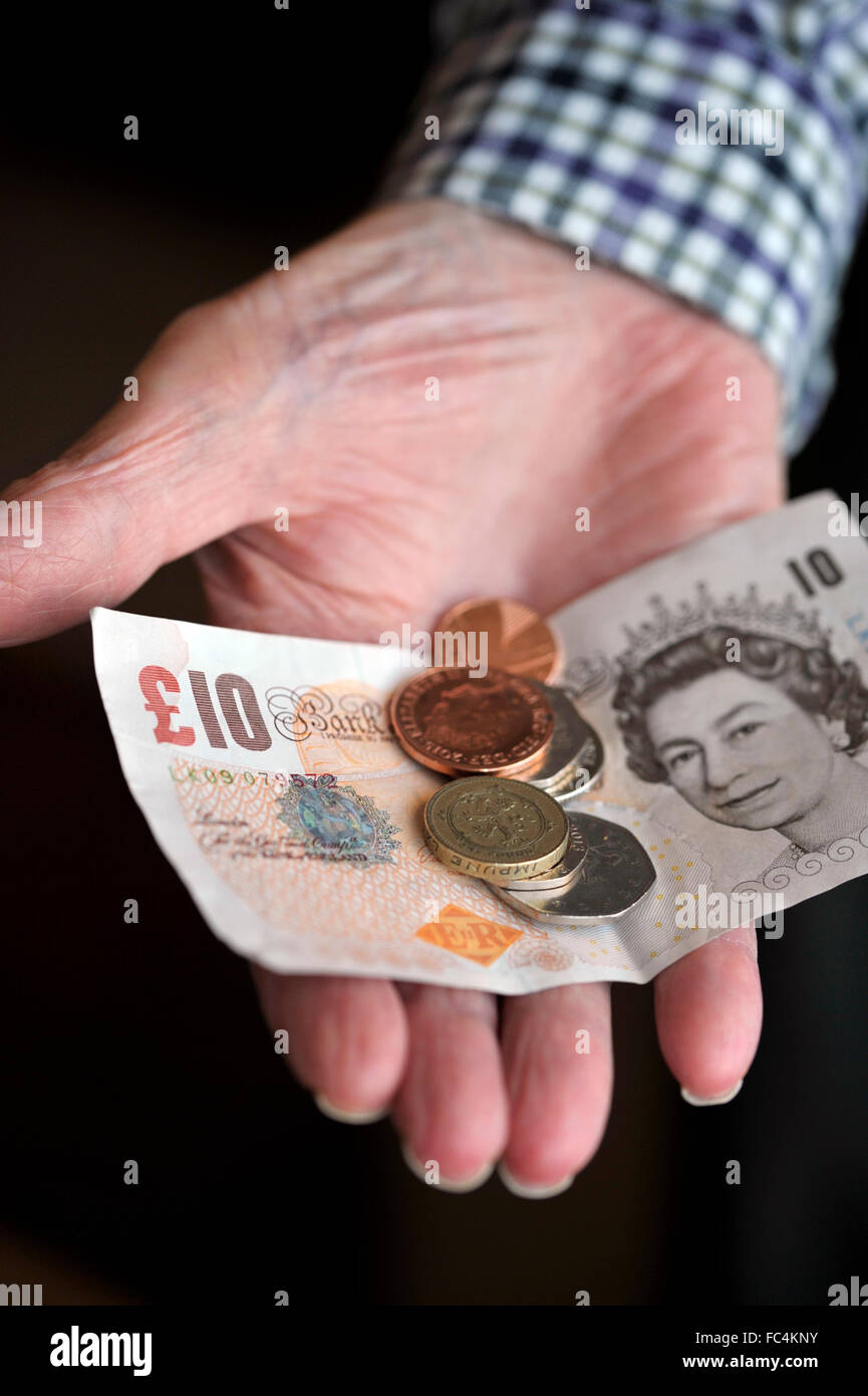 Cash in hand hi-res stock photography and images - Alamy