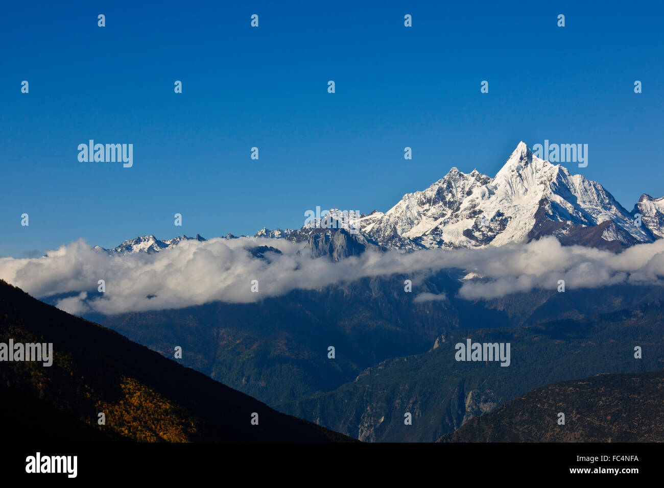 Meili Snow Mountain Range,Mingyong Glacier,Holy Kawagebo Peak worshiped ...