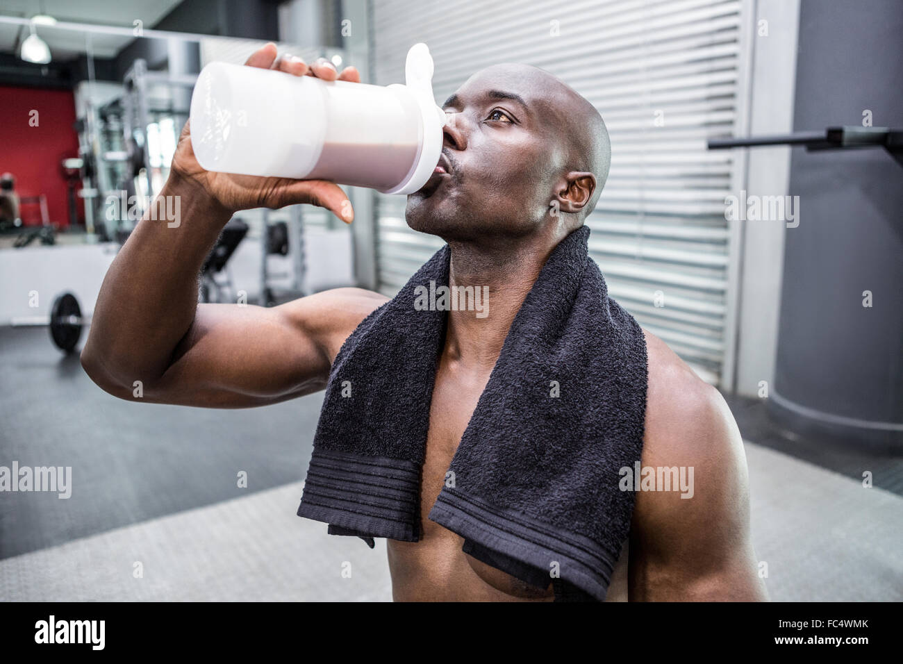 Young bodybuilder drinking bottle hi-res stock photography and images ...