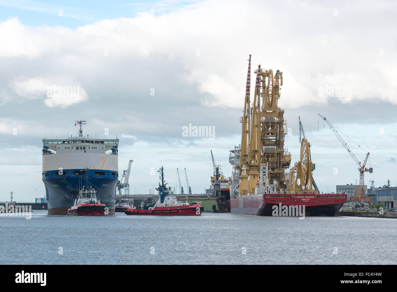 Transhipment vessel hi-res stock photography and images - Alamy