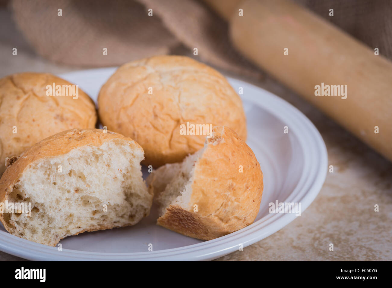 Plate of dinner rolls hi-res stock photography and images - Alamy