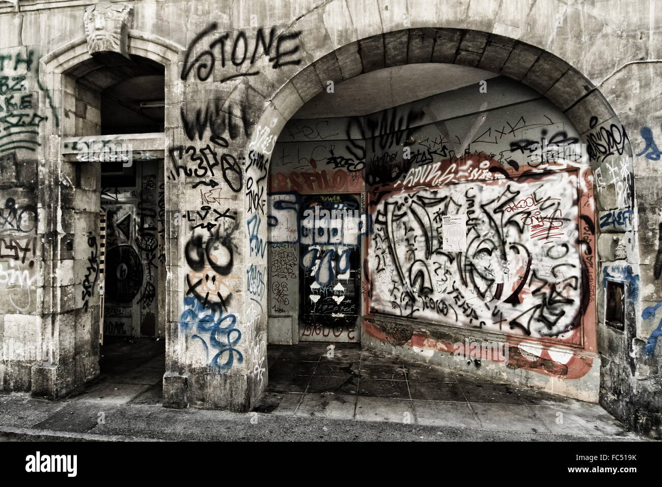 Building with graffiti hi-res stock photography and images - Alamy
